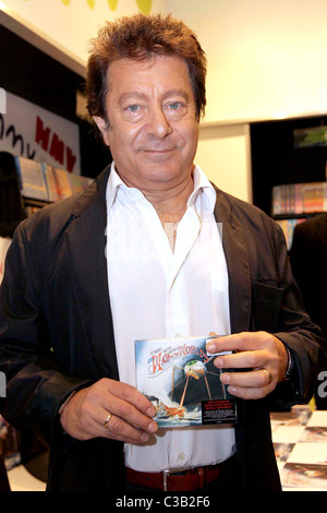 Jeff Wayne signs copies of the 30th anniversary edition of 'Jeff Wayne ...