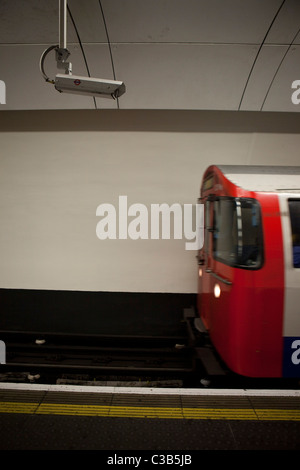 The Bakerloo line platform at Oxford Circus Stock Photo - Alamy
