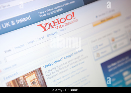 Yahoo search engine website Stock Photo - Alamy