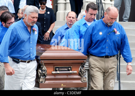 Pallbearers carry the casket of Billy Mays, including Anthony 'Sully ...