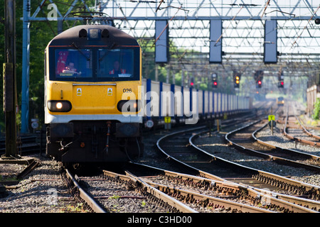Less CO2 Tesco Intermodal supplies distribution by rail transport. Less ...