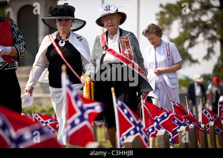 June Wells (C) leader of the Daughters of the Confederacy leads a ...