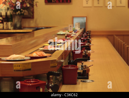 Conveyor belt sushi Stock Photo - Alamy