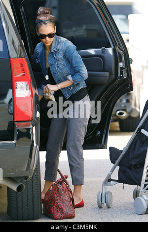 Jessica Alba puts her daughter in her stroller as they go shopping at ...