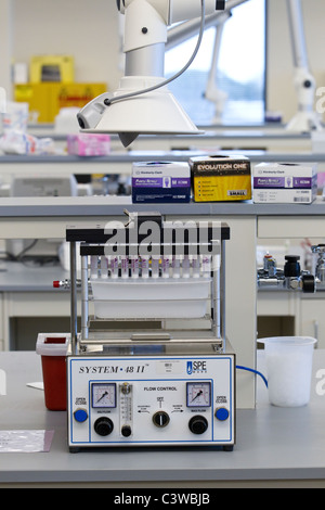 A Texas Dept. of Public Safety (DPS) employee compares fingerprints ...