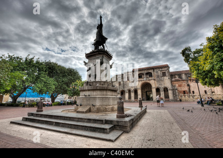 Plaza de Colon, Statue of Columbus and cruise ship terminal, Old San ...