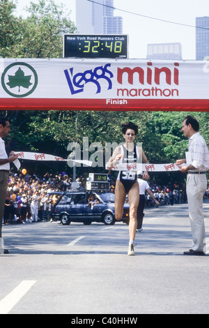 Lisa Martin winning the 1987 L'eggs Mini Marathon Stock Photo - Alamy