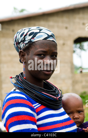 The Peul / Fula / Fulani women decorate their faces and bodies with ...
