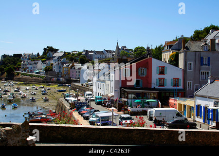 Belle-Ile-en-Mer. Sauzon. Wild coast towards the cave of the Apothecary ...