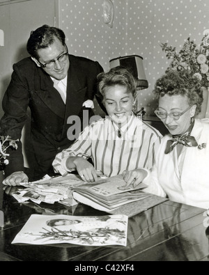 THORA HIRD & JANETTE SCOTT ACTRESS (1954 Stock Photo - Alamy