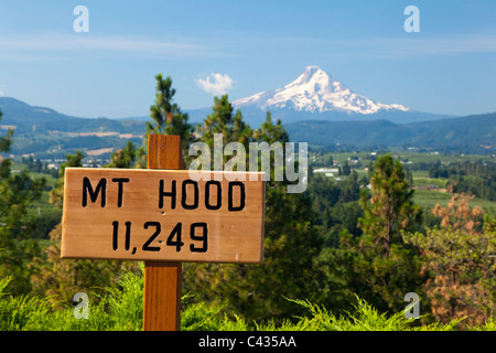 Sign for Mount Hood at Hood River Panorama Point park Oregon USA Stock ...