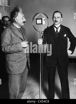 Albert Einstein with bulb Stock Photo: 19122525 - Alamy