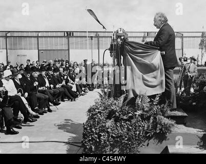Albert Einstein during a speech in San Diego, 1936 Stock Photo - Alamy