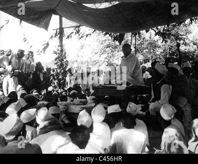 Mahatma Gandhi during the 'Salt March', 1930 Stock Photo: 37009807 - Alamy