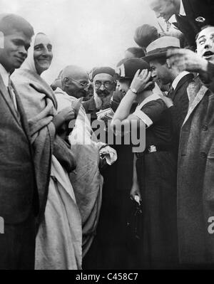 Mahatma Gandhi leaves the Round-table Conference in London, 1931 Stock ...