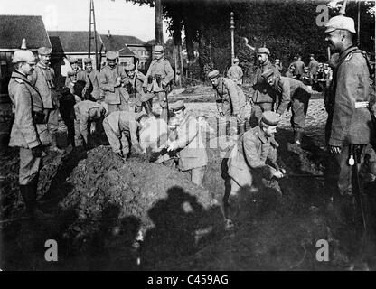 German soldiers dig, 1914 Stock Photo - Alamy