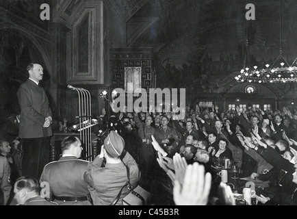 Adolf Hitler speaks in the Hofbraeuhaus, 1937 Stock Photo - Alamy