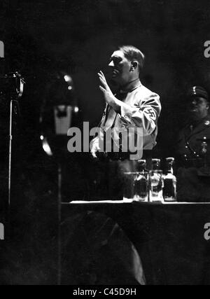 Adolf Hitler speaks to the SA Stock Photo - Alamy