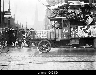 Supporters of the DNVP in the election campaign for the Reichstag ...