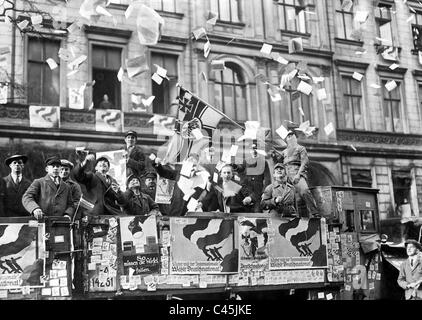 Supporters of the DNVP in the election campaign for the Reichstag ...