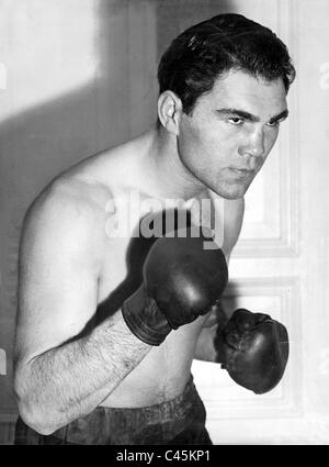 German professional boxer Max Schmeling and his wife in front of the ...