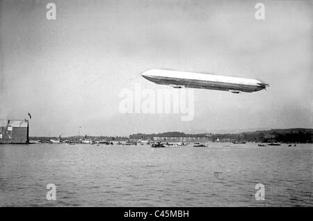 Ascent of the first Zeppelin airship 'LZ 1 ', 1900 Stock Photo - Alamy