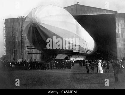 Arrival of the Zeppelin airship 'LZ 3' in Berlin, 1909 Stock Photo - Alamy