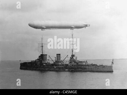 The Zeppelin airship 'Hansa' (LZ 13) at the landing area in Potsdam ...