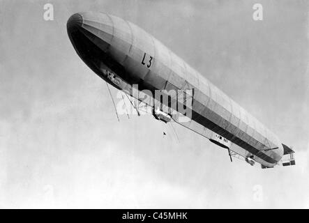 Arrival of the Zeppelin airship 'LZ 3' in Berlin, 1909 Stock Photo - Alamy