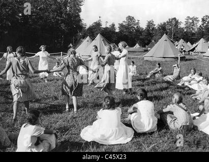 Girls from the Federation of German Girls (BDM) decorate the streets ...