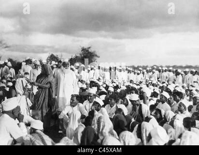 Sarojini Naidu with Mahatma Gandhi during Salt Satyagraha, Salt March ...