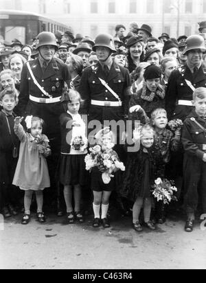 Soldiers of the SS Bodyguard regiment 'Adolf Hitler' on the Eastern ...