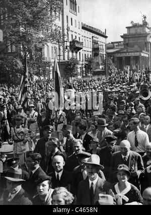 Nazi Germany: Foreign delegations, US-front fighter in Berlin, 1934 ...