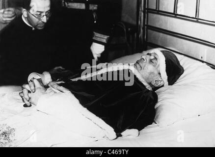 Pope Pius XI. on his deathbed, 1939 Stock Photo - Alamy