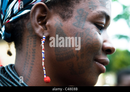 The Peul / Fula / Fulani women decorate their faces and bodies with ...