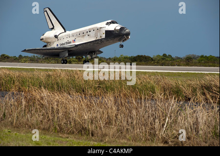 Space shuttle Discovery landing at Kennedy Space Centre, Florida, USA ...