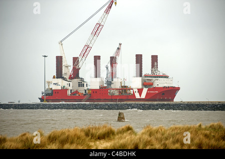 MPI Resolution, a wind turbine installation vessel, Great Yarmouth ...