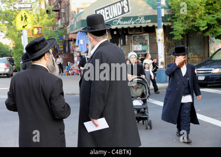 Chassidic Jews, Williamsburg area of Brooklyn New York Stock Photo - Alamy