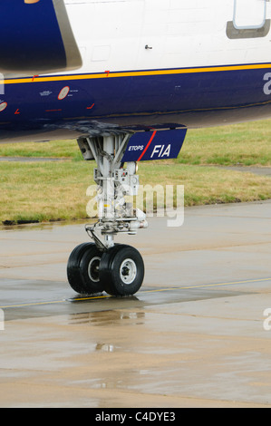 aeroplane boeing 757 landing at heathrow london england uk Stock Photo ...