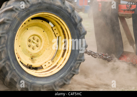 Chain under tension Stock Photo - Alamy
