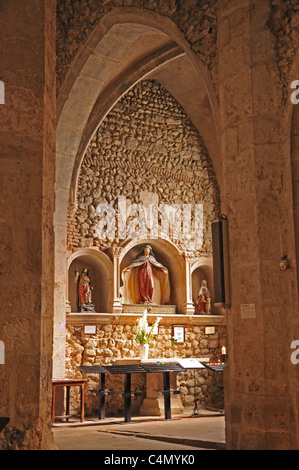 Arch of entrance to a gothic church Stock Photo - Alamy