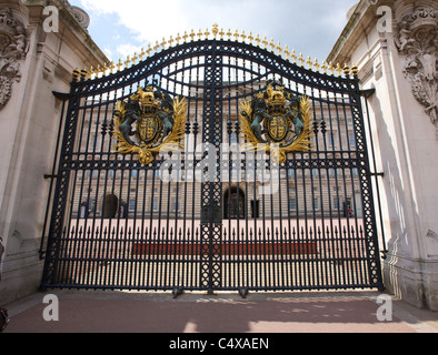 Front Gate at Buckhingham Palace Stock Photo - Alamy