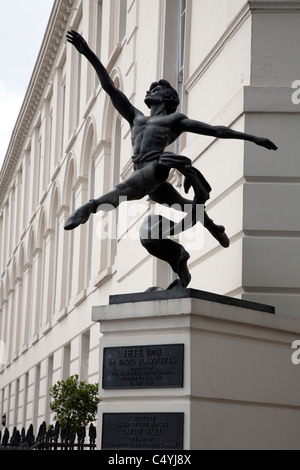 London, England, UK. 'Jete' (Enzo Plazzota: 1975) statue of David Wall ...