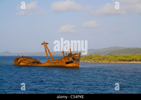 Shipwreck at the entrance of French harbour, Roatan, Bay islands ...