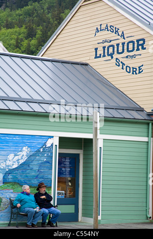 Retail liquor store front sign Stock Photo - Alamy