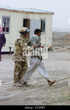 DESERT RATS ROUND UP LOOTERS IN THE OILFIELDS OF SOUTHERN IRAQ-2003 ...