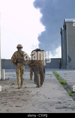 DESERT RATS ROUND UP PRISONERS OF WAR IN BASRA SOUTHERN IRAQ-2003 Stock ...