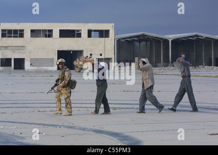 DESERT RATS ROUND UP PRISONERS OF WAR IN BASRA SOUTHERN IRAQ-2003 Stock ...