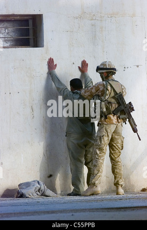 DESERT RATS ROUND UP PRISONERS OF WAR IN BASRA SOUTHERN IRAQ-2003 Stock ...