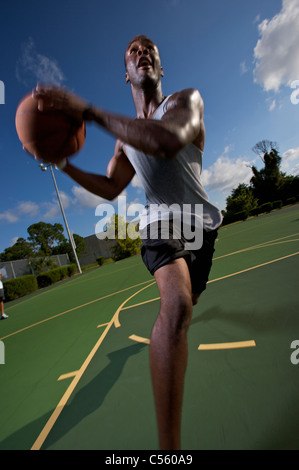 Basketball player driving to basket Stock Photo - Alamy
